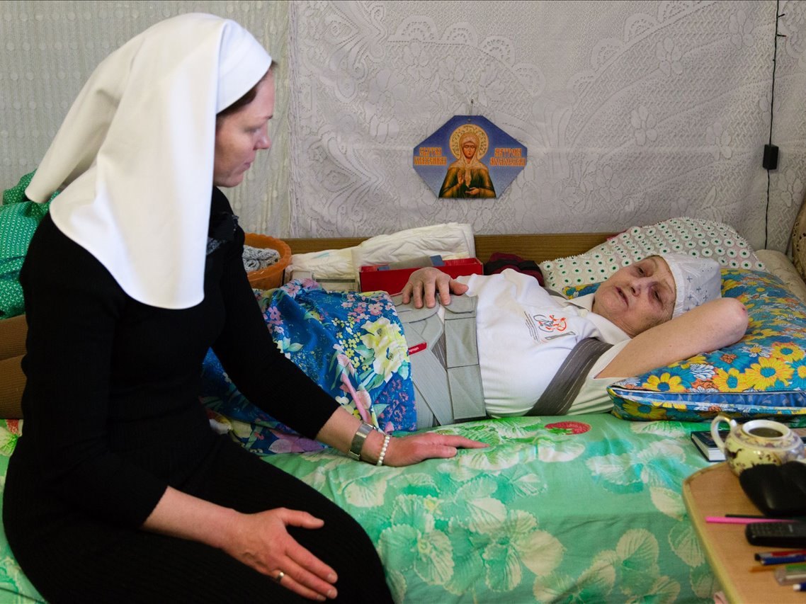 Скользящие простыни и другие средства по уходу в помощь лежачим больным